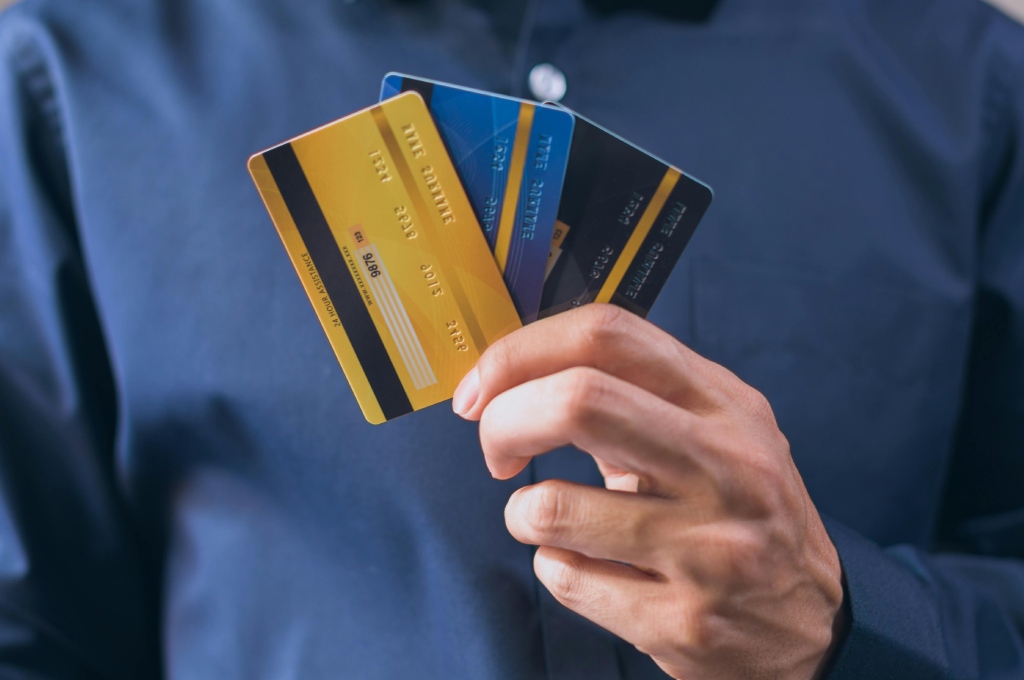 Che differenza c'è tra carta di debito e bancomat?